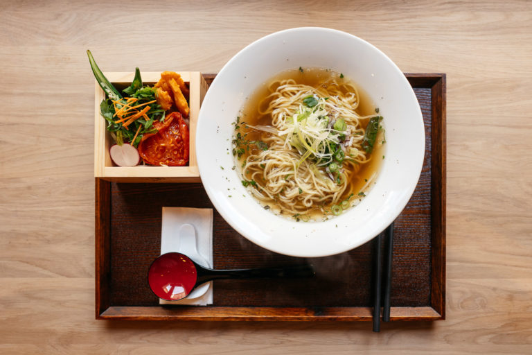 Wegańskie rameny w Uki Green | Pyza made in Poland